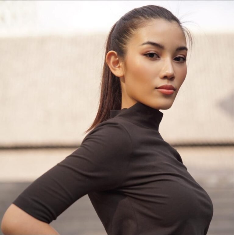 Die umwerfende RTP-Sprecherin „Lieutenant Viking“ schlägt zurück auf die Kritik an sexy ...